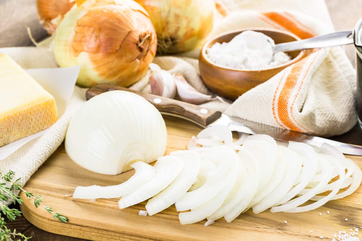 How to Make Onion Powder From Scratch (Easy DIY Recipe) — Homesteading ...