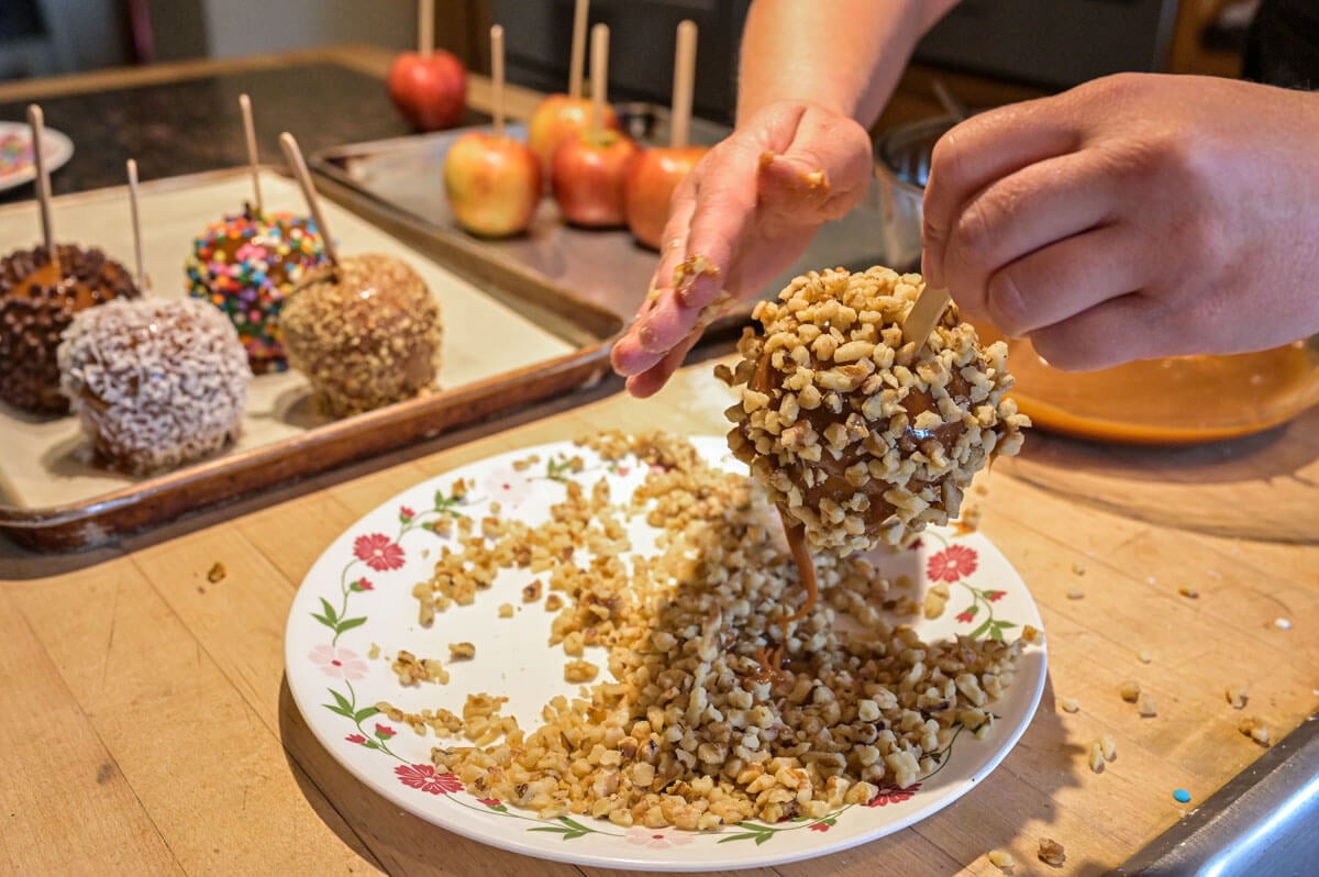 How to Make Caramel Apples — Homesteading Family
