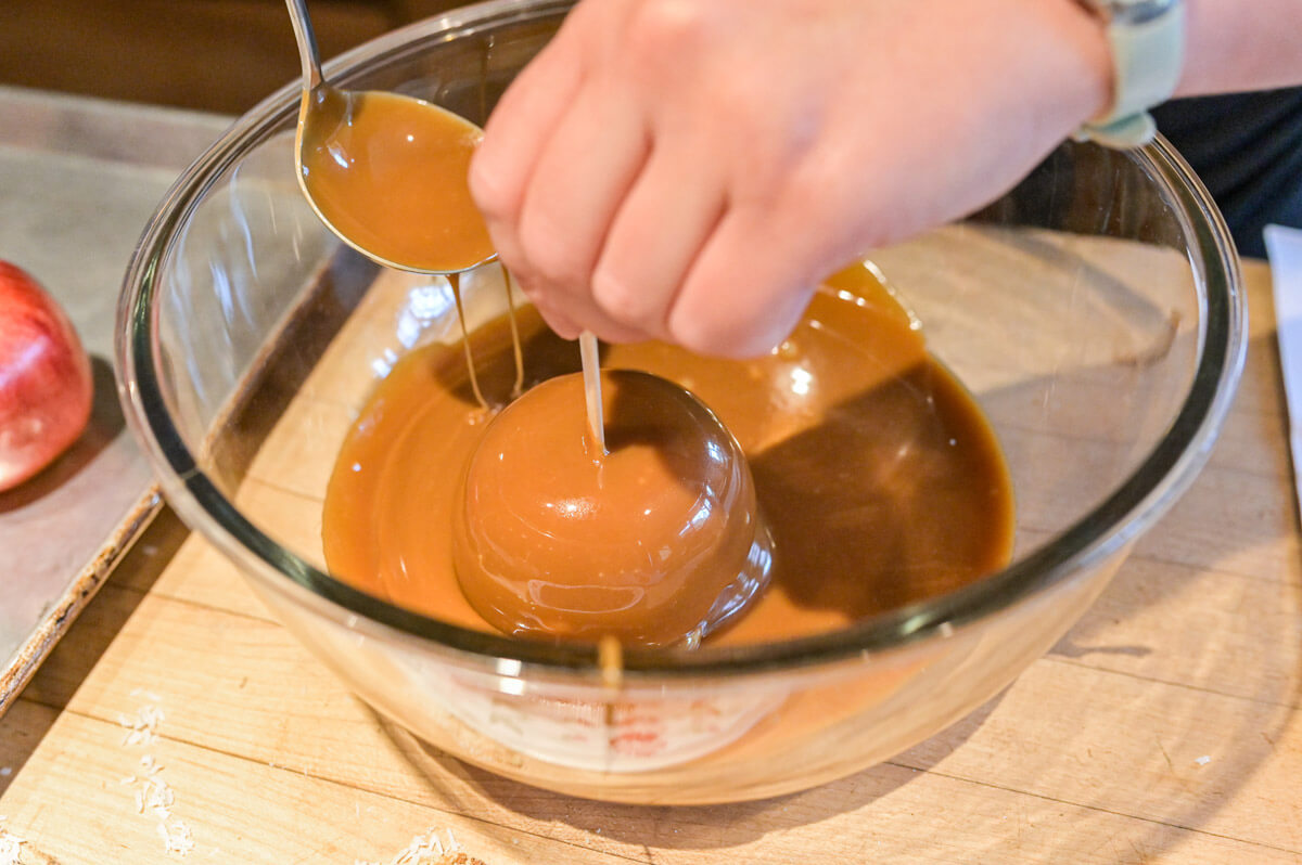 How to Make Caramel Apples — Homesteading Family